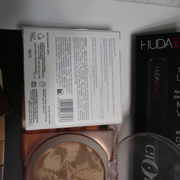 HUDA BEAUTY | Makeup | Huda Beauty Glowish Bronzing Powder In Light ...